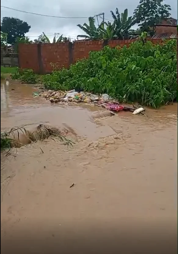 VEJA VÍDEO: chuva forte deixa ruas submersas e causa prejuízos em ...